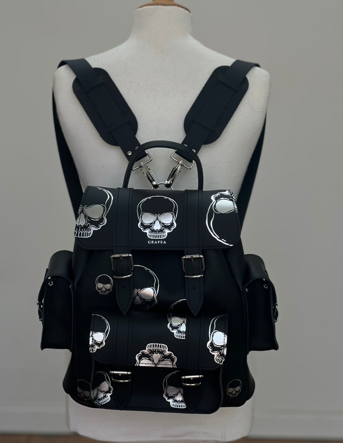 HARI II SILVER SKULLS - Leather Backpack – GRAFEA